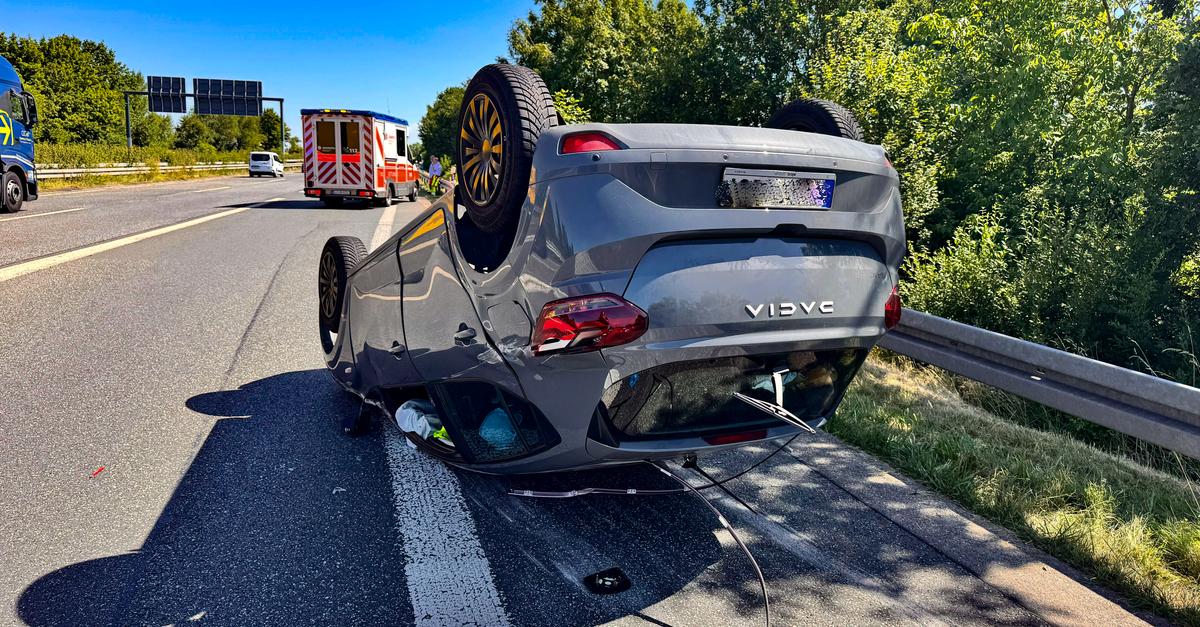 Auto landet nach Unfall auf A485 bei Hüttenberg auf dem Dach